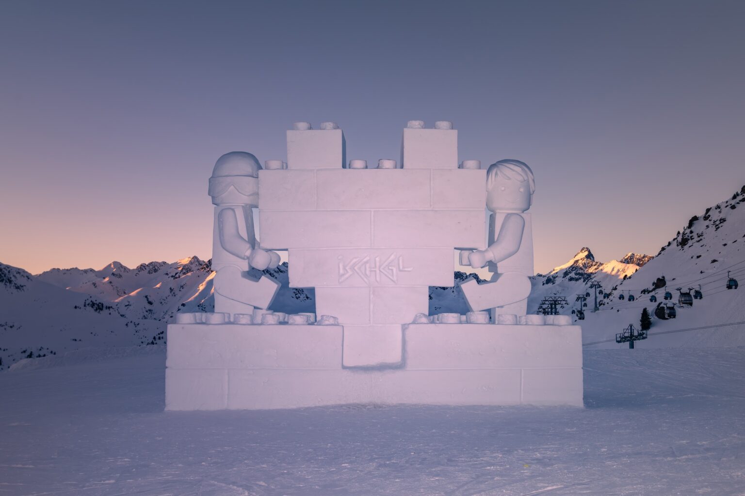 Riesige LEGO-Skulpturen aus Schnee in Ischgl zu bewundern